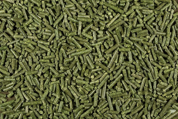 Alfalfa high fiber pellet based on dehydrated alfalfa stems